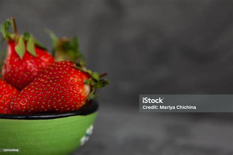 잘 익은 빨간 딸기 육즙이 잘 익은 붉은 딸기로 채워진 그릇 회색 콘크리트 테이블에 딸기 신선한 딸기 사진 Ðoncept 건강 식품 0명에 대한 스톡 사진 및 기타 이미지