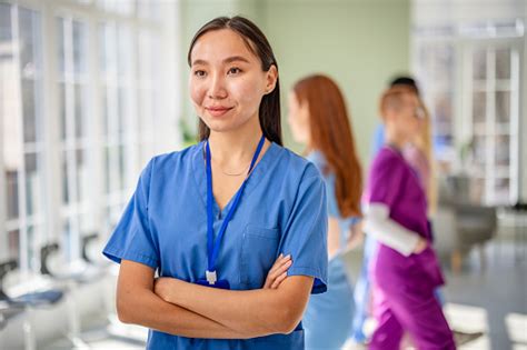 젊은 의료 전문가들이 효과적인 환자 치료 및 의료 계획을 위해 현대적인 병원 환경에서 협력합니다 간호사에 대한 스톡 사진 및 기타 이미지 Istock