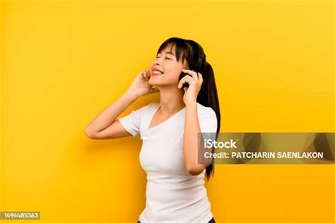 편안한 음악을 듣고 기분이 좋고 뇌를 밝게하고 모니터 헤드폰에서 음악을 듣습니다 음악 감상과 춤 음악 치료를 즐기십시오 20 24세에 대한 스톡 사진 및 기타 이미지