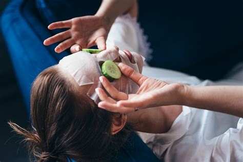 여자는 그녀의 얼굴과 오이 슬라이스 위에 시트 마스크와 소파에 누워 30 34세에 대한 스톡 사진 및 기타 이미지 30 34