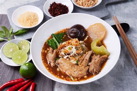 ก๋วยเตี๋ยวไก่น้ำข้นต้มยำ มะนาวสด • Image ร้าน รุ่มรวยก๋วยเตี๋ยวไก่ ต้นตำหรับ ไทวัสดุ บางนา
