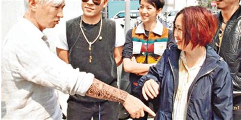张家辉驱魔人造型曝光 一头银发双臂纹身 手机新浪网