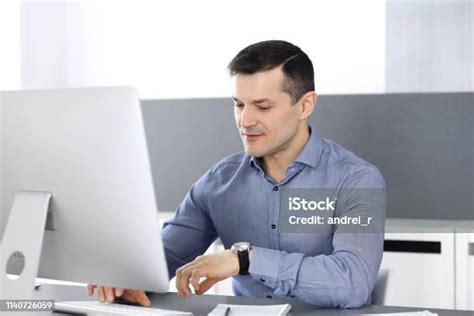 현대 사무실에서 컴퓨터와 함께 작업 하는 사업가 직장에서 남성 사업가 또는 회사 책임자의 헤드샷 비즈니스 컨셉 30 39세에 대한 스톡 사진 및 기타 이미지 Istock
