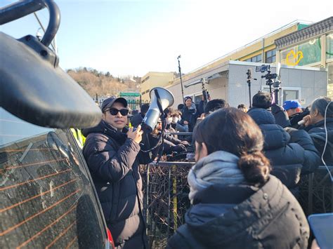 尹관저 앞 탄핵 찬반 유튜버들 몰려 몸싸움…경찰 대치 나무뉴스