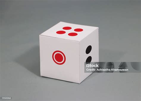 회색 배경에 종이 주사위 1점과 2점으로 4점 더 올라섰습니다 3차원 형태에 대한 스톡 사진 및 기타 이미지 3차원 형태 가능성 검은색 Istock