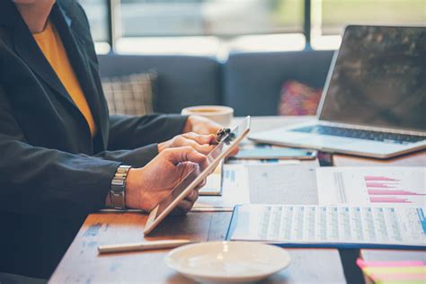 비즈니스 전략 팀 보고서 차트 그래프 인포그래픽 데이터는 재무 보고서 계획을 분석합니다 핸즈 팀 파트너 기획 마케팅 금융 통계 판매 보고서 와 엑셀 스프레드 시트 계정