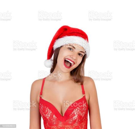 감정적인 웃는 소녀 크리스마스 모자를 쓰고 빨간 산타 클로스 모자 흰색 배경에 고립에 정서적 여자 행복 한 크리스마스와 새 해 휴일 개념 2019년에 대한 스톡 사진 및