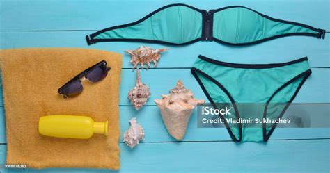 수영복 수건 선크림 조개 푸른 나무 보드에 선글라스 상위 뷰 해변에서 리조트 휴식의 개념 0명에 대한 스톡 사진 및 기타 이미지 Istock