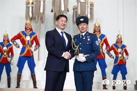 ФОТО Ерөнхийлөгч БНТУ д үүрэг гүйцэтгэсэн алба хаагчдад төрийн цол одон медаль гардууллаа