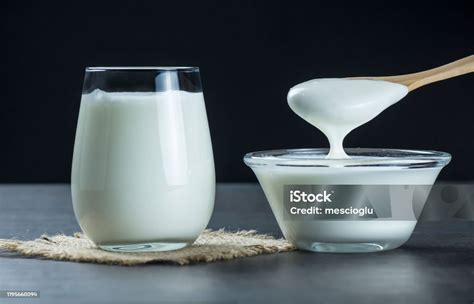 터키 전통 음료 아이란 요구르트로 만든 케피어 또는 버터 밀크 소박한 테이블에 유리 그릇에 수제 요구르트 건강한 음식의 유리 컵