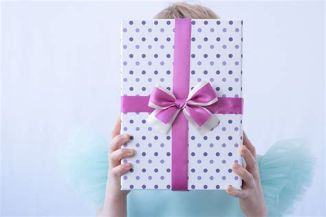 아름다운 축제 드레스에 십대 소녀 아이가 선물 상자를 들고 있습니다 면이 표시되지 않습니다 기프트 컨셉 비인격화 생일에 대한 스톡 사진 및 기타 이미지 Istock