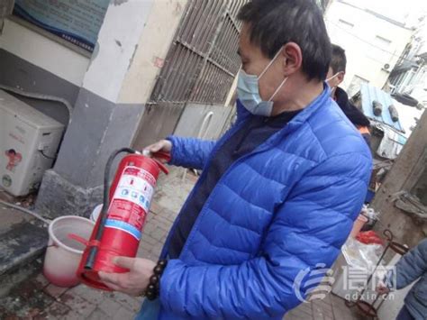 为增添节日气氛 市北环卫开展送福送安全活动一公司公寓弘扬