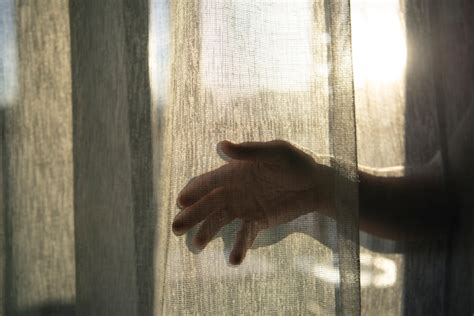창에서 커튼과 그림자가 있는 손의 창의적인 보기 무료 사진