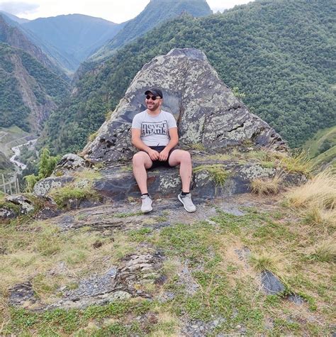 თორნიკე თორღვას სკამზე გამოჭიმული მე 😁😂😂 Facebook