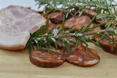 무료 사진 지점 로즈마리 소시지 스낵 음식 고기 식사 플레이트 나무 요리