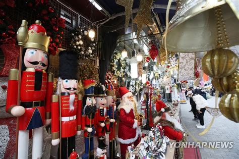 연말 알리는 크리스마스 상점 연합뉴스