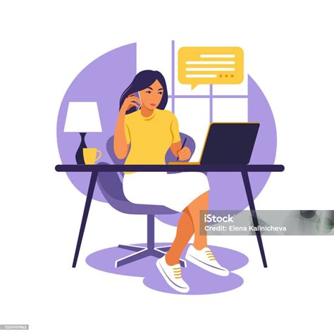 노트북과 전화로 테이블에 앉아 있는 여자 컴퓨터에서 작업할 수 있습니다 프리랜서 온라인 교육 또는 소셜 미디어 개념 개념을 공부 플랫 스타일 앉음에 대한 스톡 벡터 아트 및