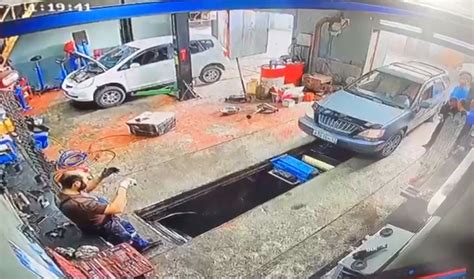 На Камчатке автомеханику ампутировали обе ноги после наезда клиентки на