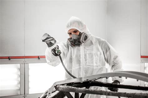 자동차 본체 상점 착색 기술자 전체 커버와 그림 부스에서 자동차 범퍼에 페인트 코트를 적용하는 호흡 마스크 가리기에 대한 스톡