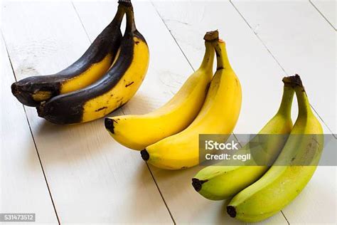 กล้วยสีเขียวสีเหลืองและสีดํา ภาพสต็อก ดาวน์โหลดรูปภาพตอนนี้ กล้วย ผลไม้เมืองร้อน สุก