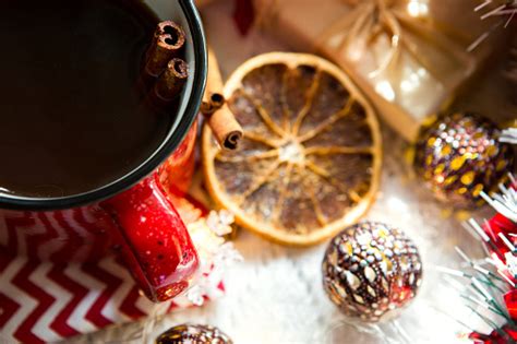 차와 계피 스틱 말린 오렌지 조각 크리스마스 장식 선물 상자와 테이블에 화환의 조각 빨간 찻잔 0명에 대한 스톡 사진 및 기타