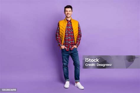 밝은 긍정적 인 젊은 남자의 전체 길이 사진 입고 노란색 조끼 손 팔 포켓 고립 된 보라색 색상 배경 갈색 머리에 대한 스톡 사진 및 기타 이미지 Istock