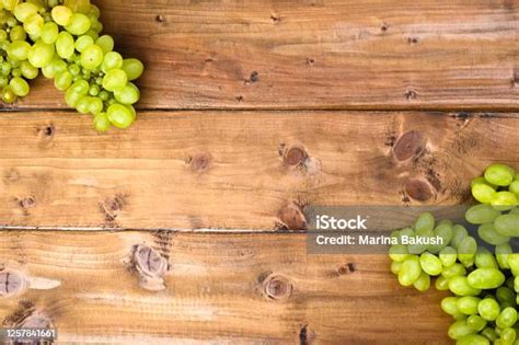 나무 배경에 흰색 포도 수분이 많고 잘 익은 포도 무리 맨 위 보기입니다 텍스트에 대한 여유 공간입니다 공간을 복사합니다 건강한 식생활에 대한 스톡 사진 및 기타 이미지