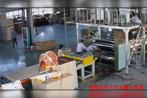 工人正在车间操作时胳膊被卷进机床幸好工友发现立刻断电3分钟内将他从机床中解救出来