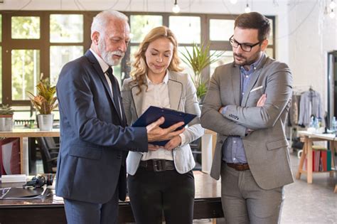 현대 사무실에 서서 사업 계획을 분석하는 성숙한 젊은 사업가와 사업가 검사 보기에 대한 스톡 사진 및 기타 이미지 검사 보기 경영자 계획 Istock