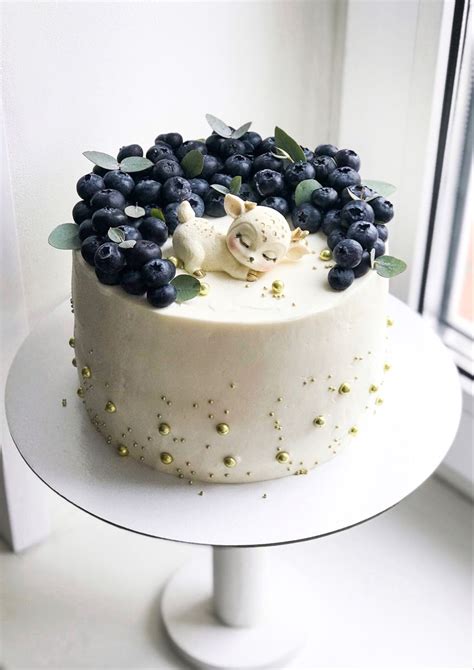 Детский торт с медвежонком и черникой