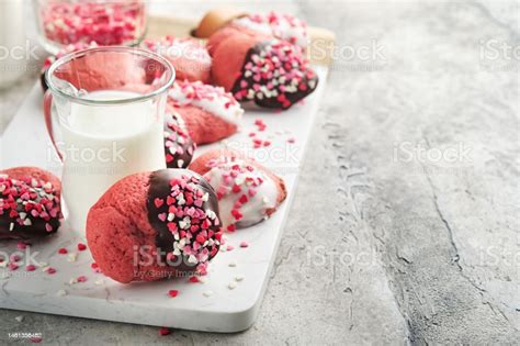 발렌타인 데이 쿠키 유약 흰색과 다크 초콜릿과 하트가 흰색 배경에 접시에 뿌려진 쇼트브레드 쿠키 어머니의 날 여성의 날 달콤한 휴일 베이킹 평면도 0명에 대한 스톡 사진 및