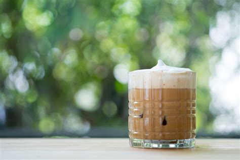 나무 테이블 위에 우유 거품이 있는 아이스 카푸치노 커피 0명에 대한 스톡 사진 및 기타 이미지 0명 갈색 달콤한 음식 Istock