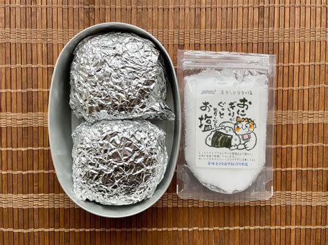 今日も「おにぎり」です🍙 仕事に慣れるまではおにぎりの方がいい👨🏽と言われ、3日連チャンのおにぎり。 猛暑で具材は梅干しです☀️ 昔ながらの梅