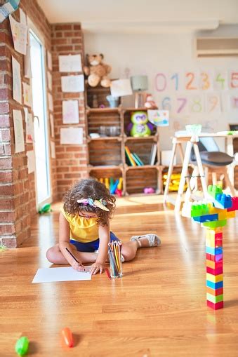 유치원에서 종이와 연필을 사용하여 바닥 그림에 앉아 안경과 유니콘 Diadem을 입고 아름다운 유아 개발에 대한 스톡 사진 및 기타 이미지 Istock