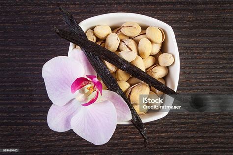 피스타치오 너트 꽃 연자주색 및 향기로운 바닐라 스틱 색조화장 재료를 0명에 대한 스톡 사진 및 기타 이미지 0명 가지 식물 부위 견과 Istock