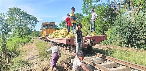 မိုးရွာသွန်းပြီး ဒုဋ္ဌဝတီမြစ်ရေမြင့်တက်မှုကြောင့် ရန်ကုန် မန္တလေးရထားလမ