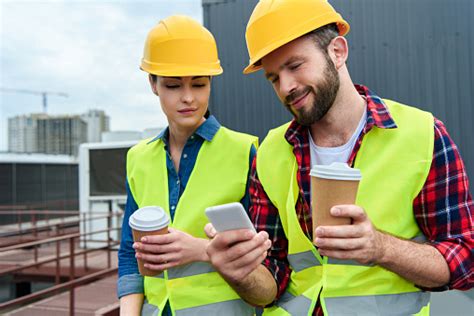 지붕에 커피 브레이크에 스마트폰을 사용 하 여 헬멧에 엔지니어 건설 산업에 대한 스톡 사진 및 기타 이미지 건설 산업 건축 건축가 Istock
