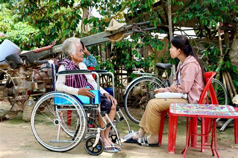 មជ្ឈមណ្ឌលឯកសារខេត្តព្រៃវែង ផ្តល់រទេះរុញជូនអ្នករស់រានមានជីវិតពីរបបខ្មែរក្រហមដែលមានពិការ