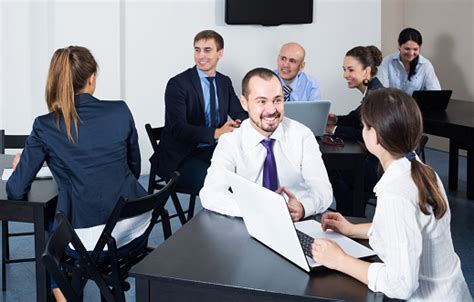 함께 비즈니스 프로젝트에서 생산적으로 일하는 사람들 일함에 대한 스톡 사진 및 기타 이미지 일함 감독 경영자 Istock