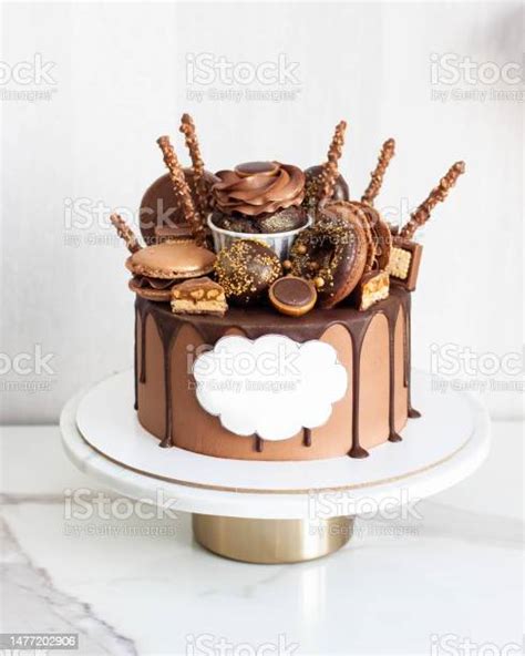 생일 파티를위한 화려한 초콜릿 케이크는 컵 케이크 도넛 사탕 축하를위한 복사 공간이있는 과자로 화려하게 장식되어 있습니다 0명에 대한 스톡 사진 및 기타 이미지 Istock