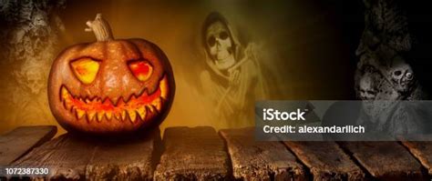 밤에는 나무 테이블에의 유령 할로윈 호박 미지의 공포 배경을 묘지 죽음의 사신 연기 및 화재 3d 렌더링 0명에 대한 스톡 사진 및 기타 이미지 Istock