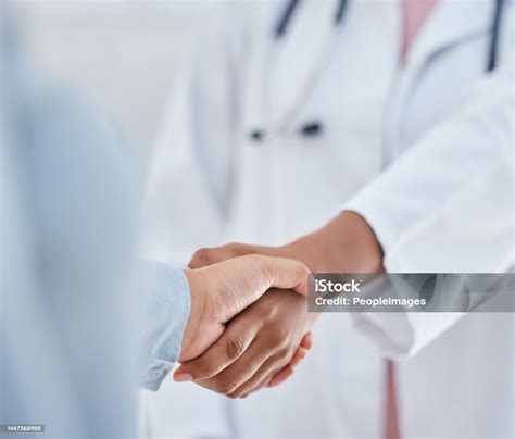 상담 중에 환자와 의사 또는 의료 종사자가 악수 인사 또는 소개와 악수 신뢰 및 감사를 표합니다 사람들은 환영 제스처 또는 환영 파트너십 또는 도움을 손합니다 동업에 대한