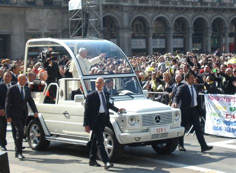 05 Papa Francesco Sulla Papamobile Tra I Fedeli Milanesi Il Mirino