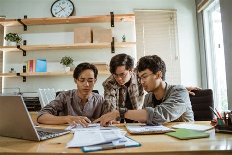 Berbagai Tipe Mahasiswa Saat Bertemu Dengan Dosen Staiku