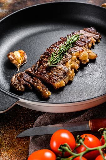 프라이팬에 소고기 럼프 스테이크 텍스트의 공백입니다 대리석 프리미엄 쇠고기 어두운 배경 Entrecôte에 대한 스톡 사진 및 기타 이미지 Istock