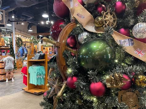 Holiday Tree Hunt Returns To Universal Orlando Resort With Earl The