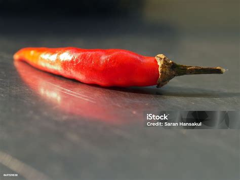매크로 오래 된 빨간 타이어 진다 칠리 페 퍼 스테인레스 스틸 테이블에 갈색에 대한 스톡 사진 및 기타 이미지 갈색 건강한 생활방식 건강한 식생활 Istock