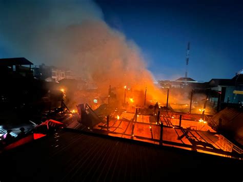 ពលរដ្ឋរងគ្រោះដោយភ្លើងឆេះផ្ទះចំនួន២១គ្រួសារនៅខណ្ឌមានជ័យទទួលបានអំណោយពីកាកបាទក្រហមកម្ពុជា