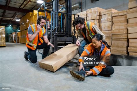 산업 창고 작업장 안전 주제 작업자가 지게차에 넘어지거나 부딪히는 부상을 입었습니다 불행에 대한 스톡 사진 및 기타 이미지 불행 동업자 지원 Istock