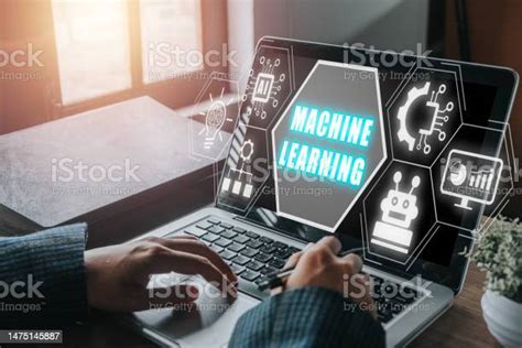 기계 학습 개념 가상 화면에 기계 학습 아이콘이 있는 랩톱 컴퓨터에서 작업하는 비즈니스 사람 과학에 대한 스톡 사진 및 기타 이미지 Istock
